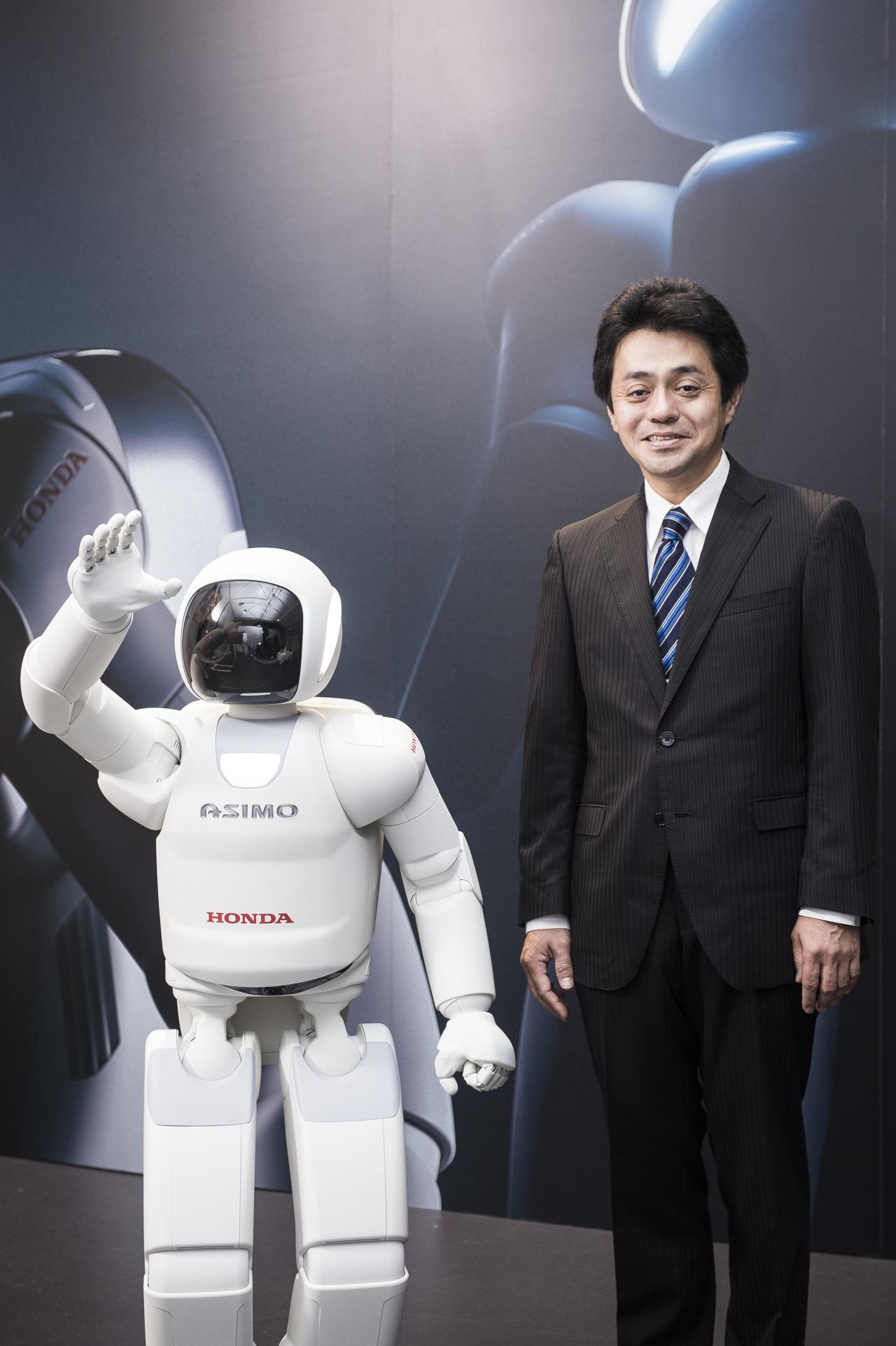 Photo 87 - Voiture autonome et robot humanoïde avancent sur la même route