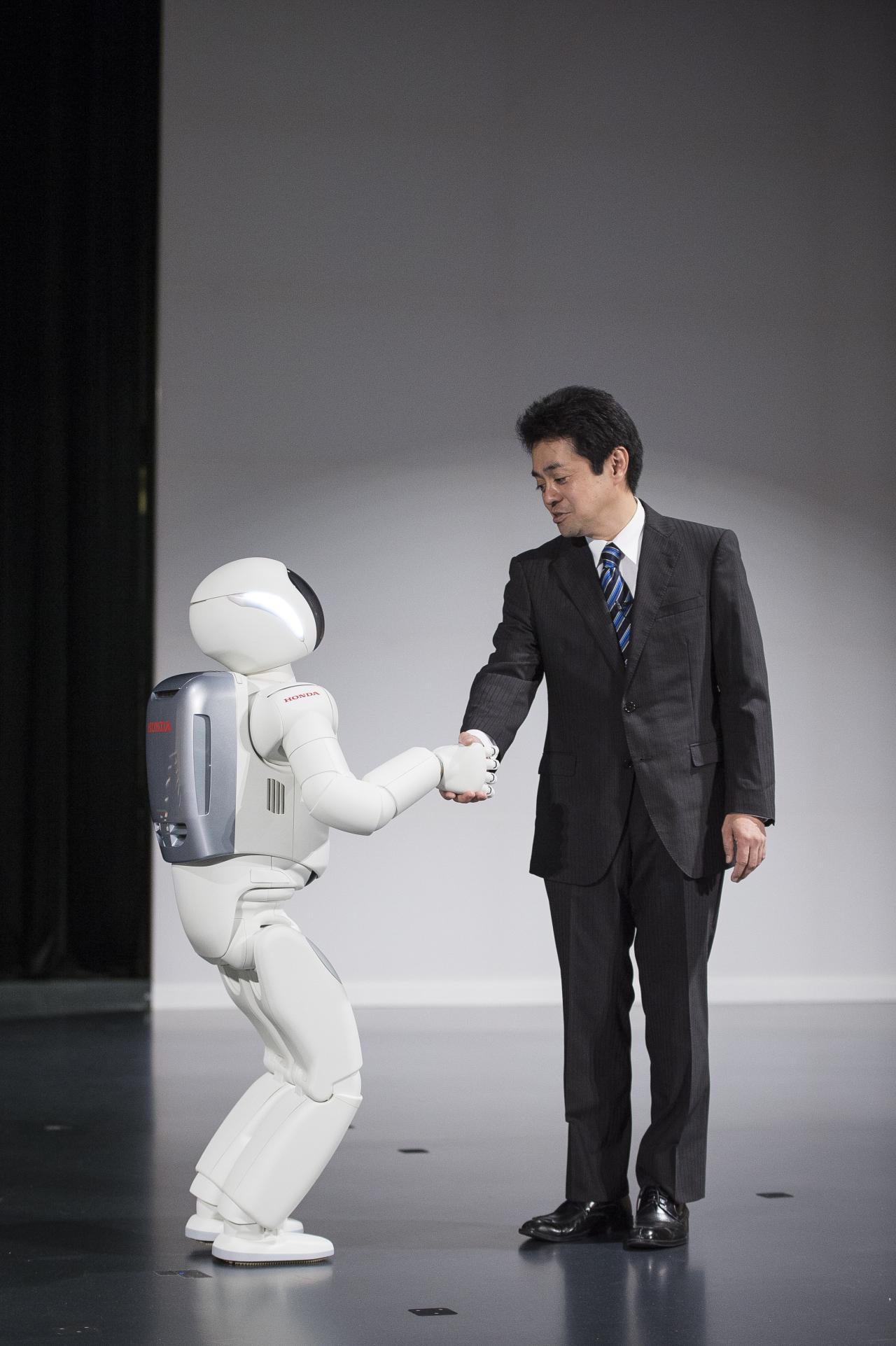 Photo 89 - Voiture autonome et robot humanoïde avancent sur la même route