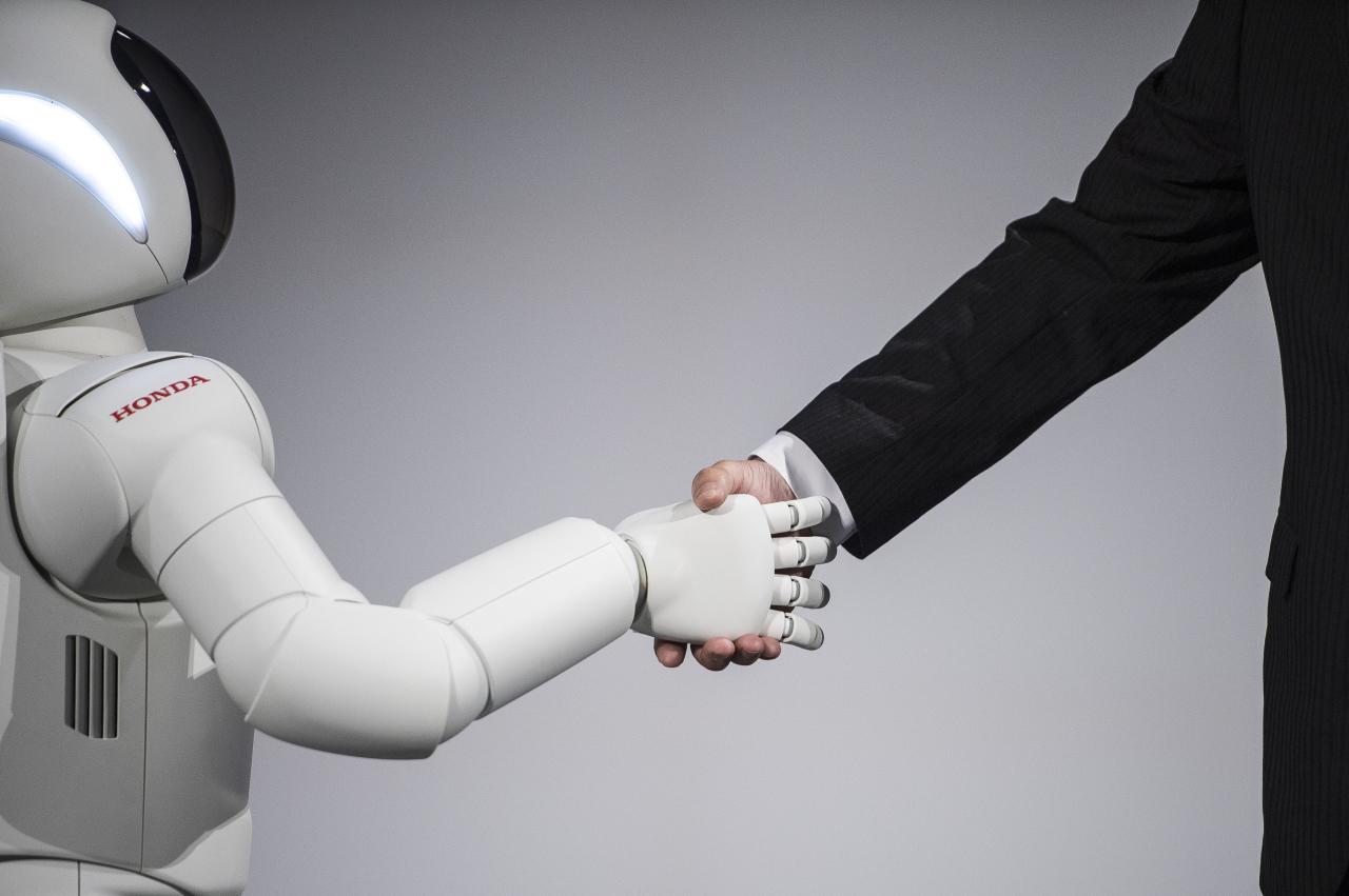 Photo 90 - Voiture autonome et robot humanoïde avancent sur la même route