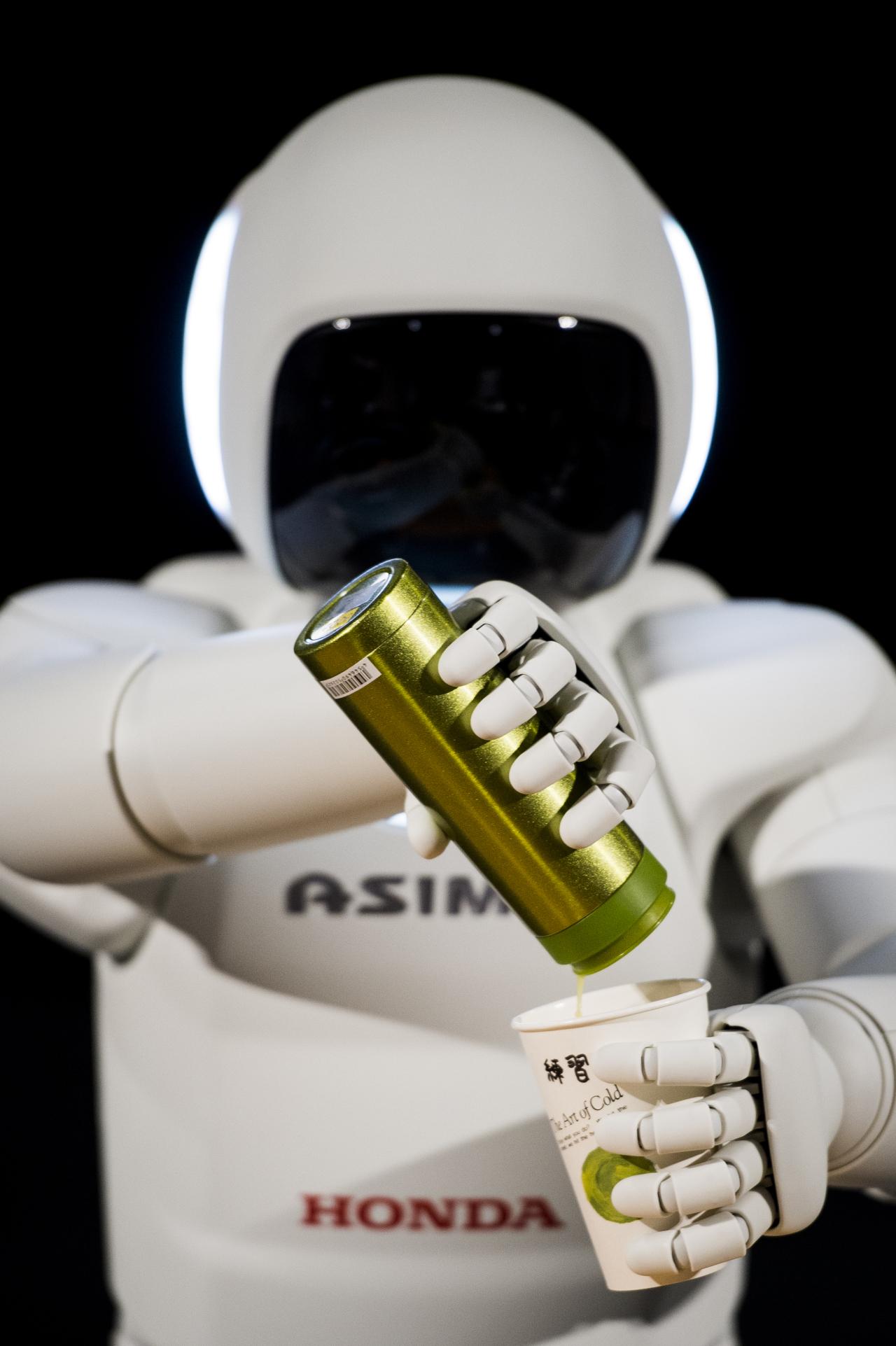 Photo 20 - Voiture autonome et robot humanoïde avancent sur la même route