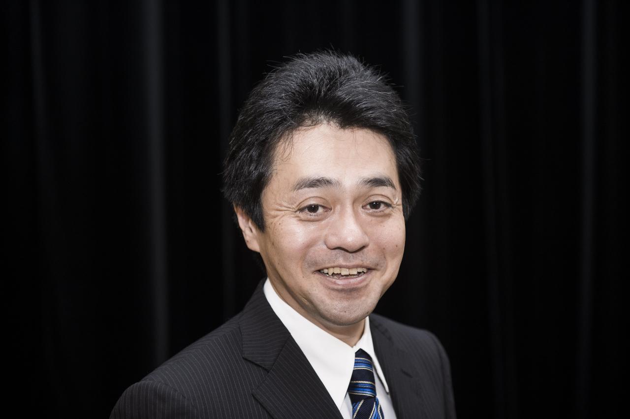 Photo 92 - Voiture autonome et robot humanoïde avancent sur la même route