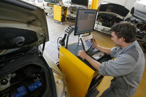 Réparation. Electriques et hybrides : certification obligatoire dès 60 ...