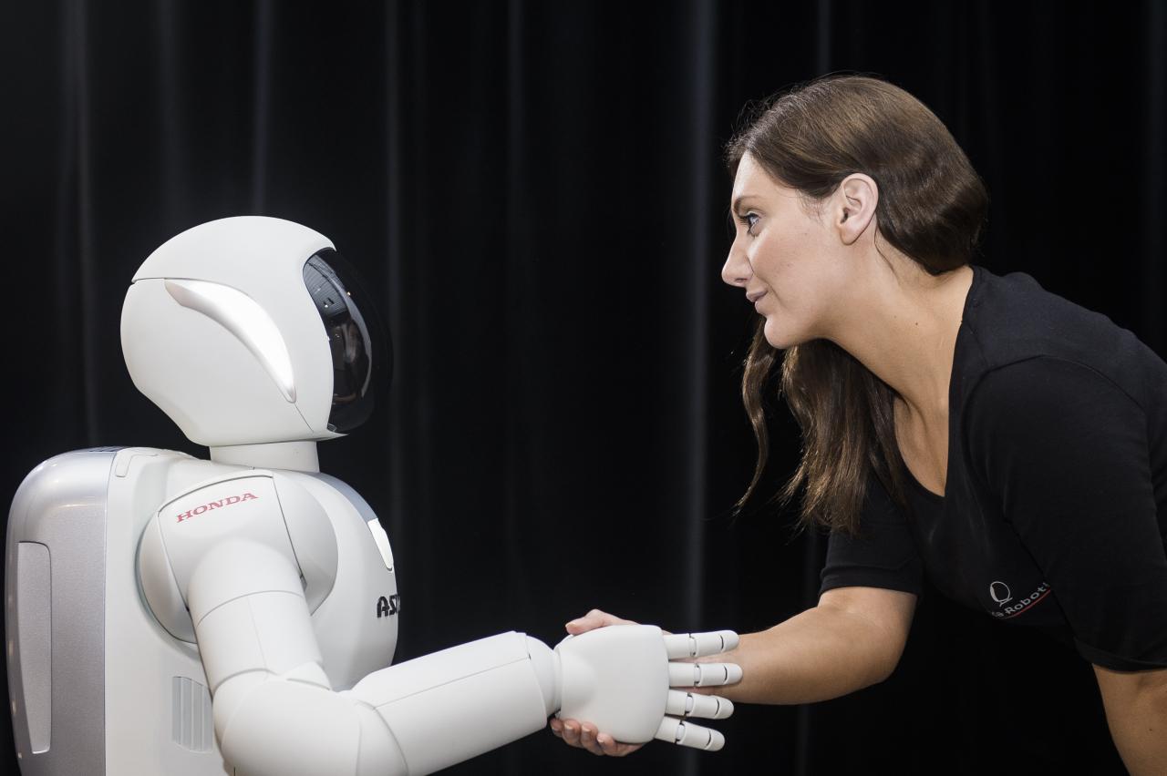 Photo 34 - Voiture autonome et robot humanoïde avancent sur la même route