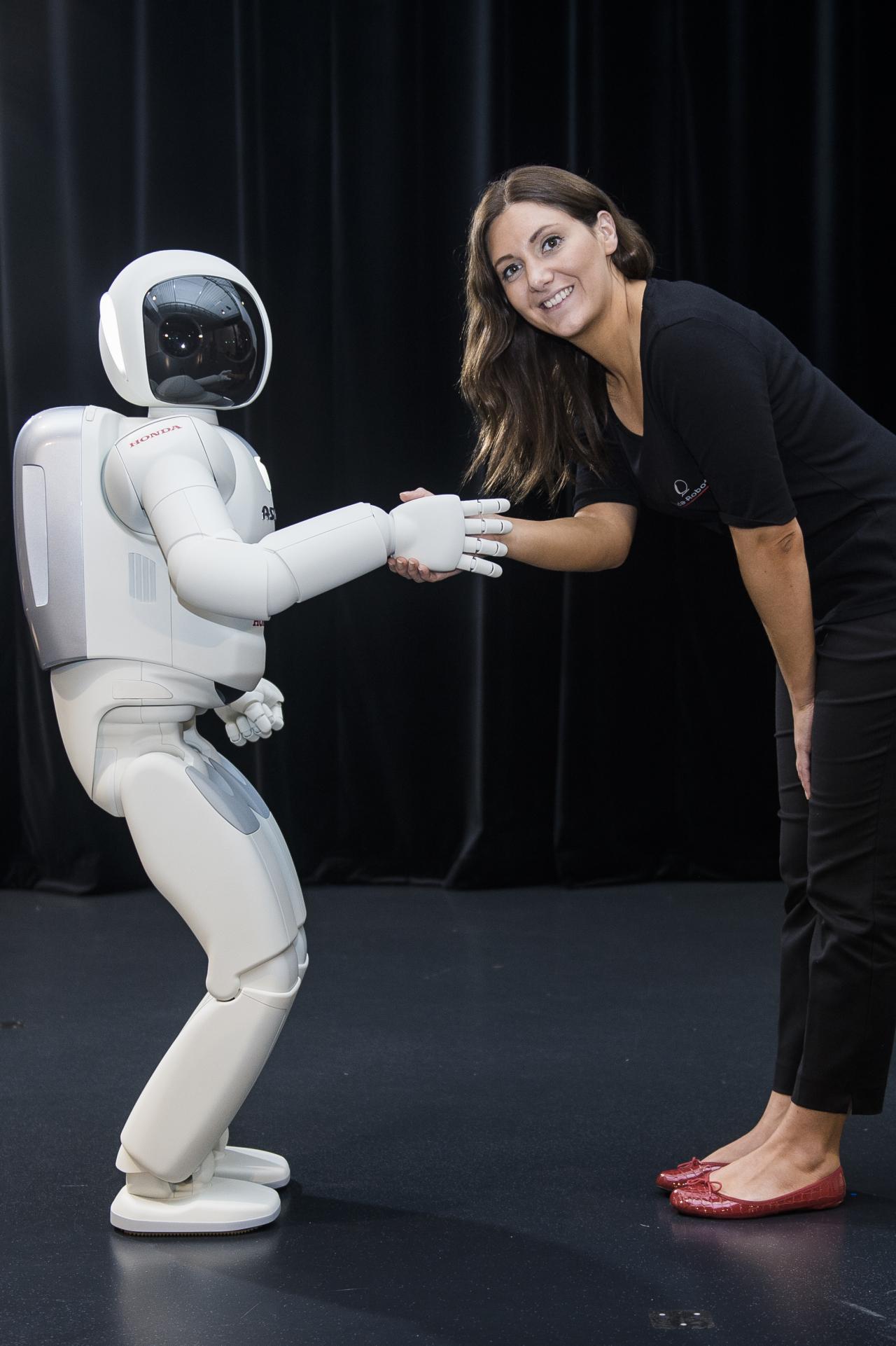 Photo 36 - Voiture autonome et robot humanoïde avancent sur la même route