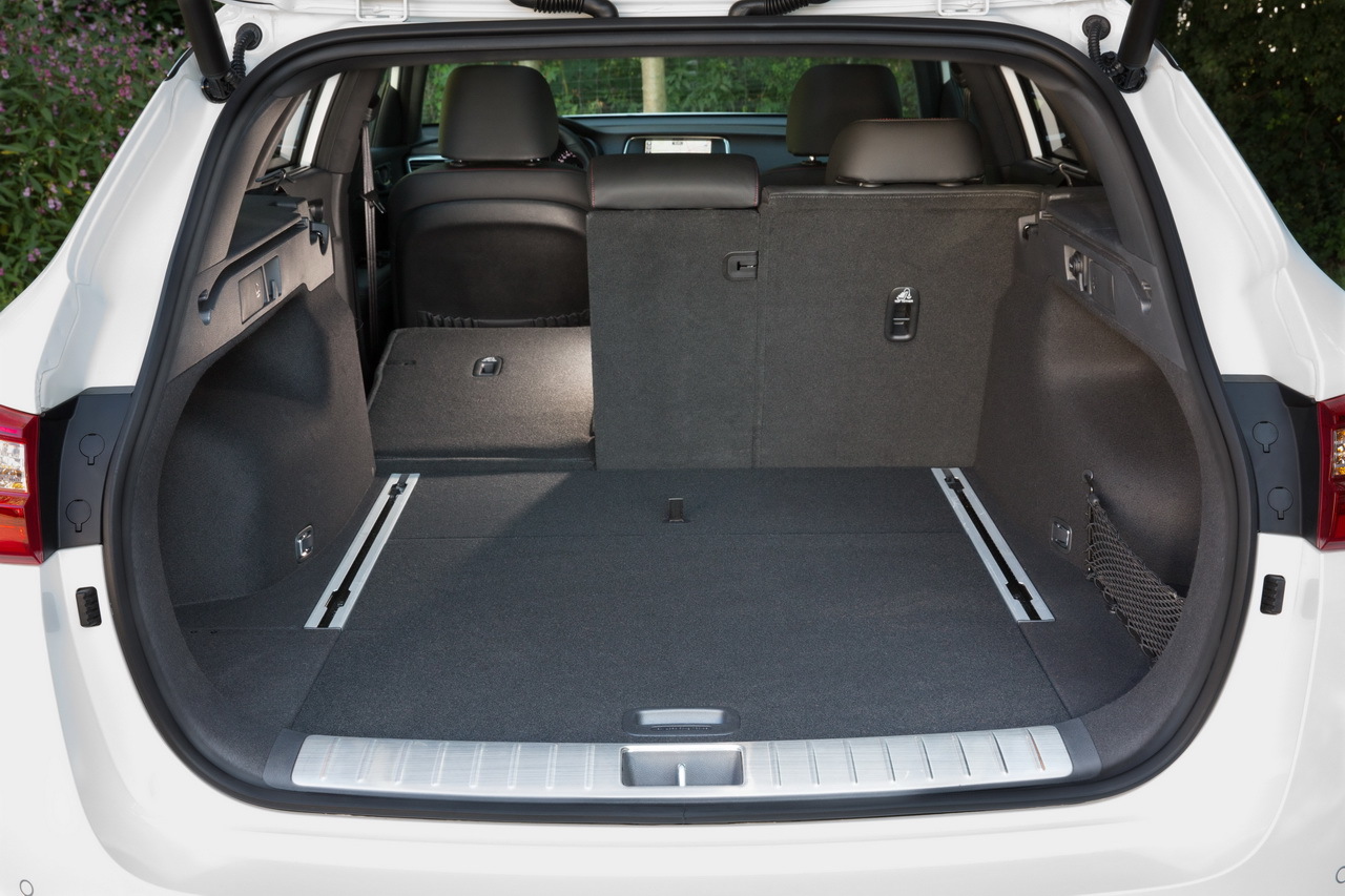 Photo 6 - Kia Optima SW GT Line vue du coffre avec siege arrière ...