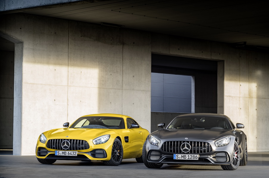 Photo 9 - L'AMG GT S restylée à côté de la GT C "Edition 50" - Mercedes ...