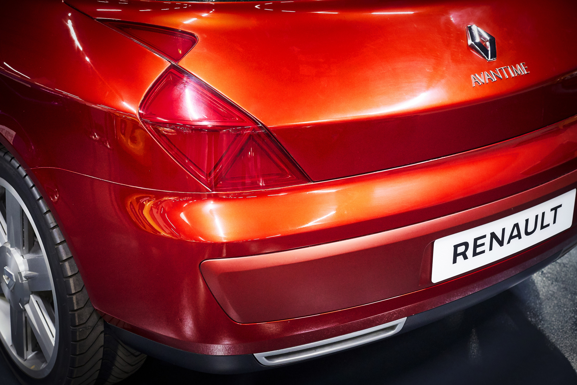 Photo 41 - Renault Avantime Concept 1999 rouge vue arrière - 120 ans de ...