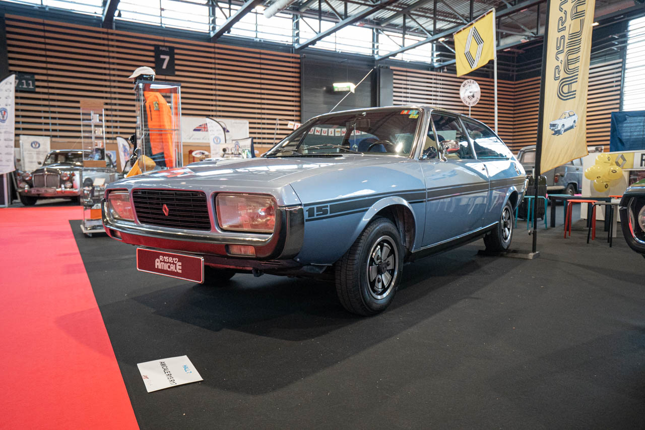 Photo 17 - renault R15 - Renault. Le stand du constructeur et des clubs ...