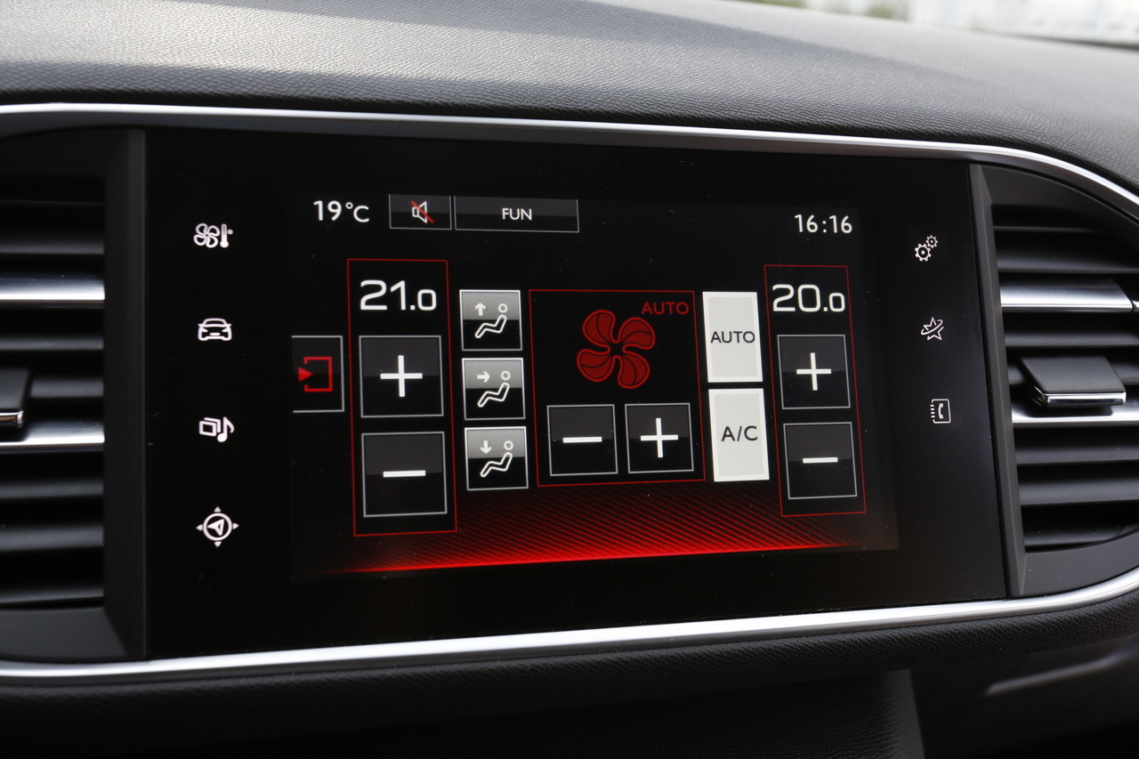 Renault Mégane 4 vs Peugeot 308 : premier match