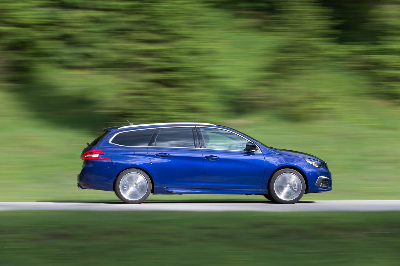 Photo 3 - Peugeot 308 SW GT bleu 2017 profil droit sur la rout - Essai ...