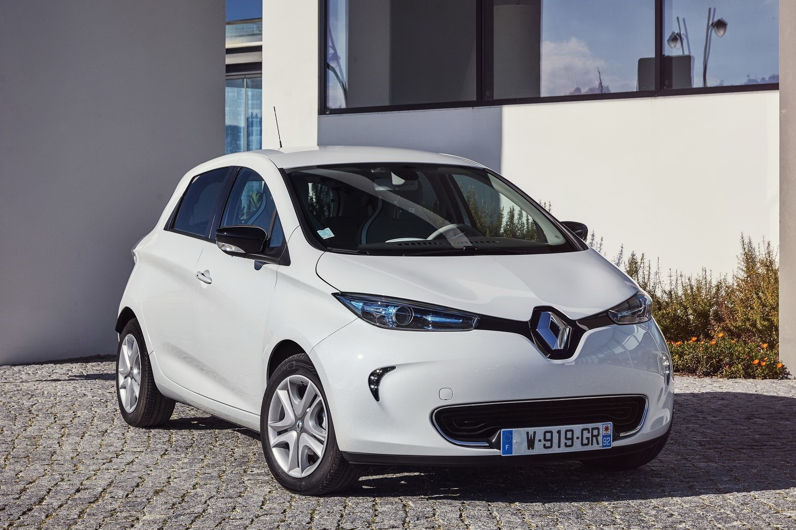 Photo 2 - renault zoé blanche avant - Renault Zoé vs Smart Forfour ...