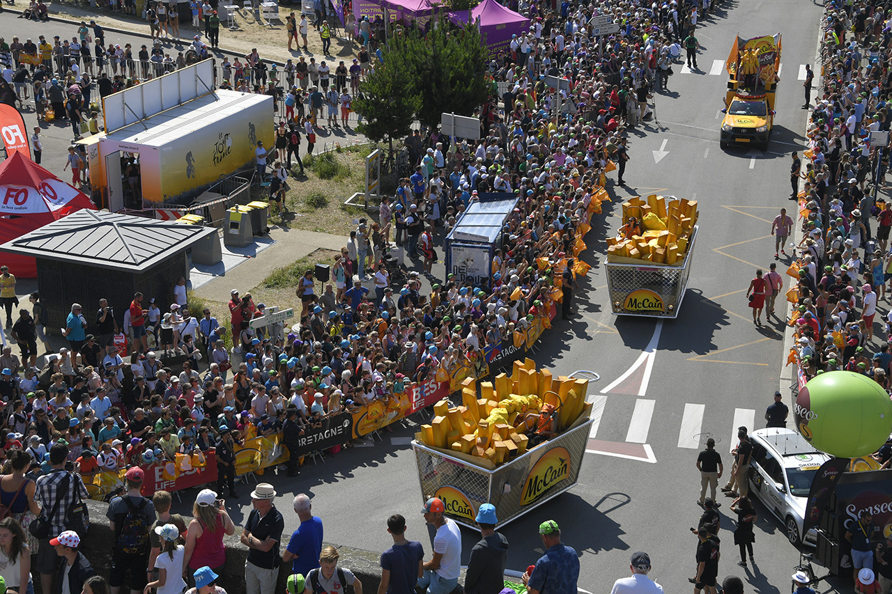 Tour de France. La caravane publicitaire, un incontournable du Tour ...