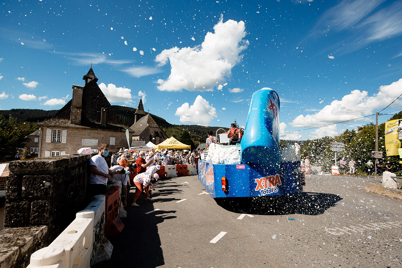 Tour de France. La caravane publicitaire, un incontournable du Tour ...