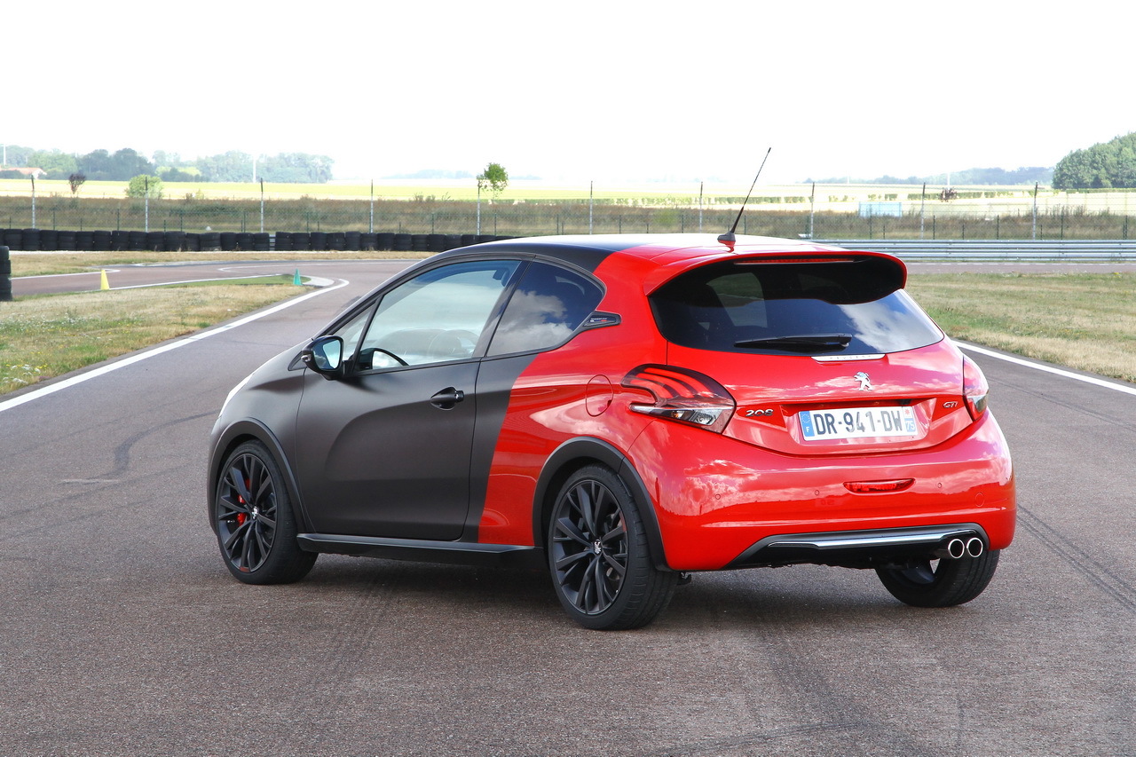 Photo 4 - Peugeot 208 GTi by Peugeot Sport peinture coupe franche noir ...