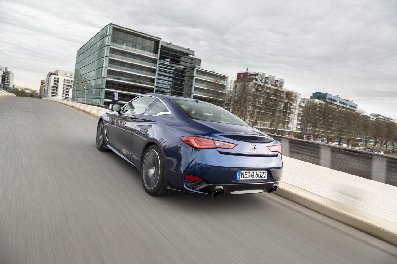 Photo 6 - Infiniti Q60 Coupé bleu travelling arrière gauche - Les ...