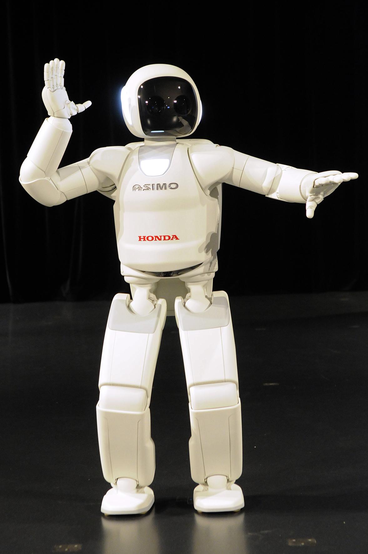 Photo 60 - Voiture autonome et robot humanoïde avancent sur la même route