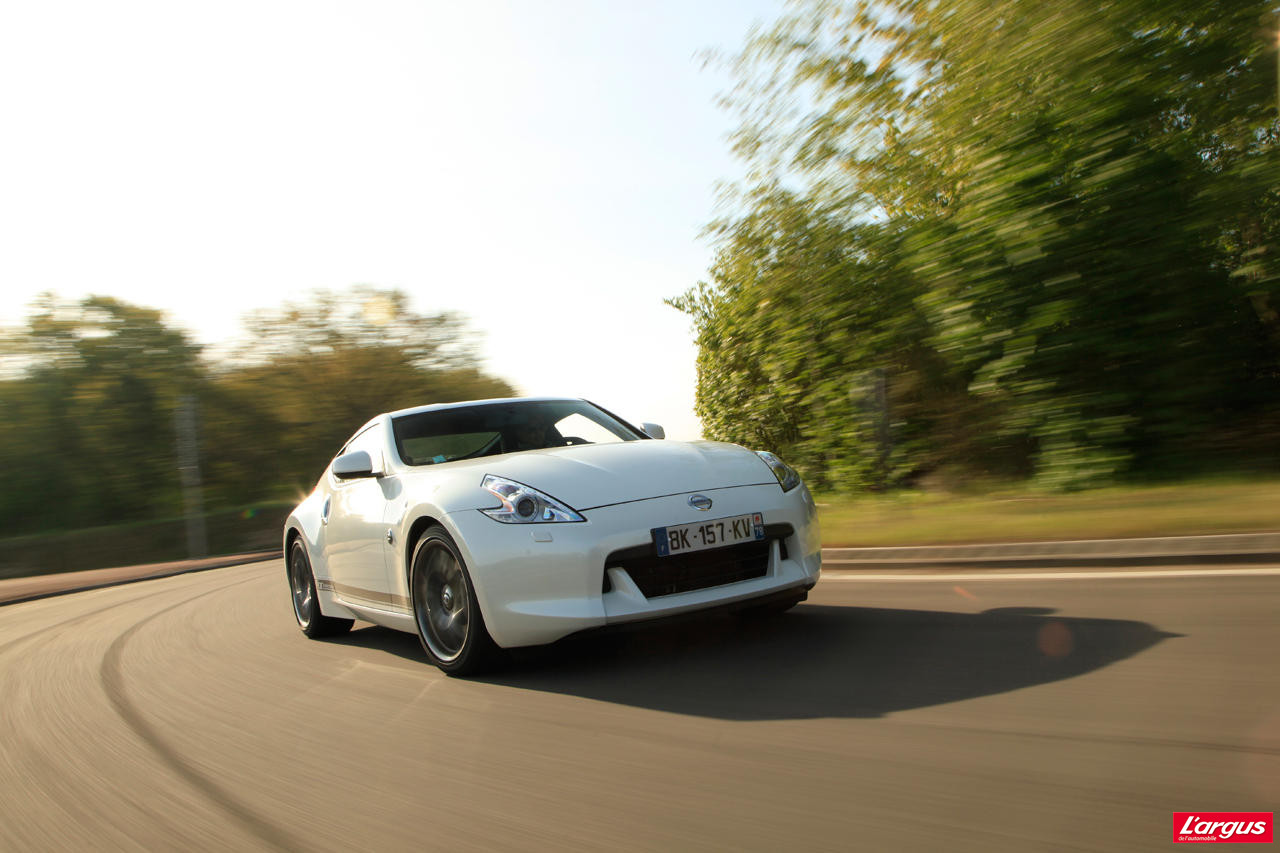 Photo 39 - 3/4 avant Nissan 370Z blanche - Datsun 240Z vs Nissan 370Z : c'était mieux avant