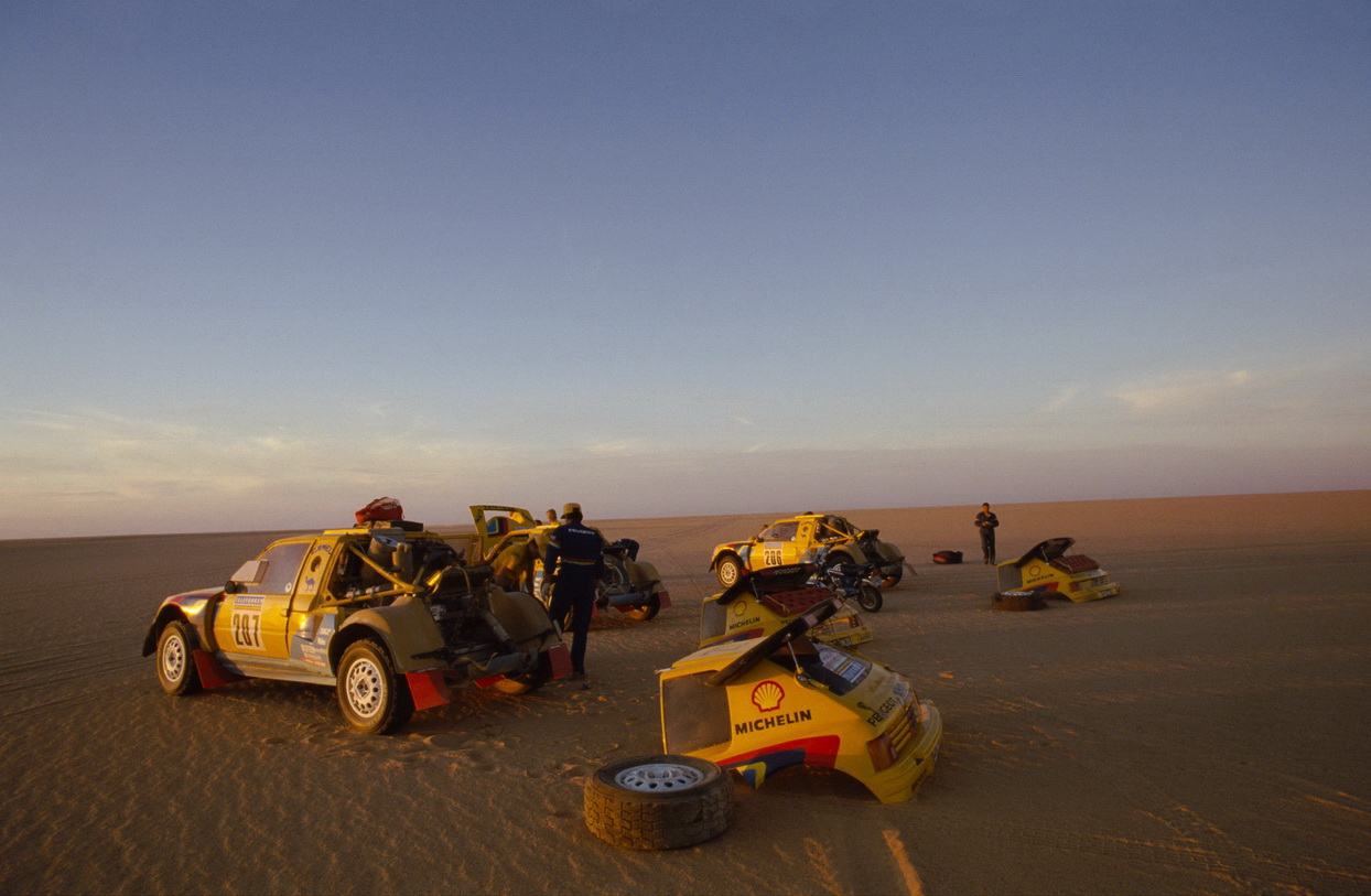 Photo 5 - Peugeot 205 Turbo 16 Camel Dakar 1987 assistance - Diaporama ...