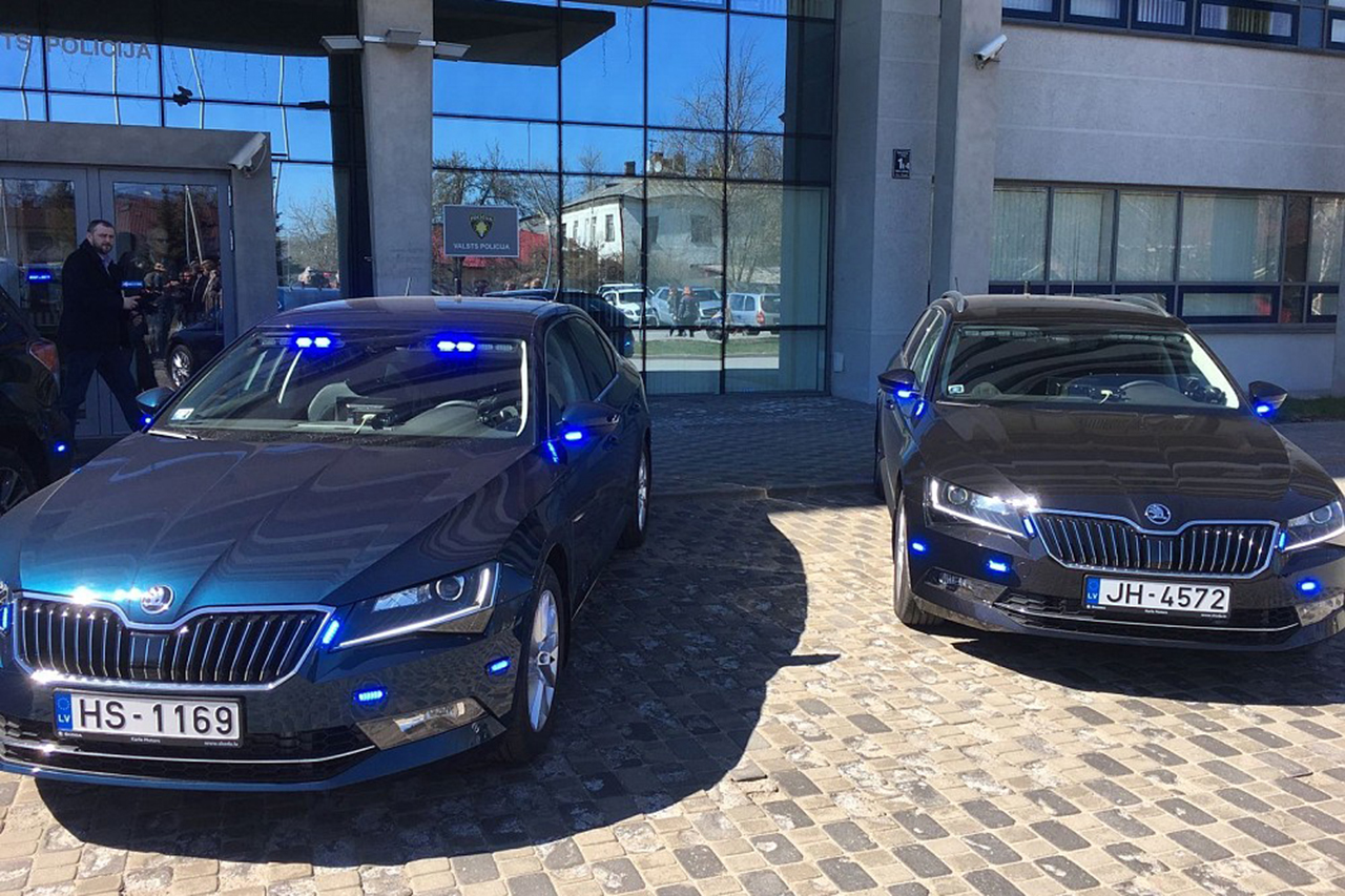 Photo 7 - Skoda Superb Police lettonie - Tour du monde des Skoda aux ...