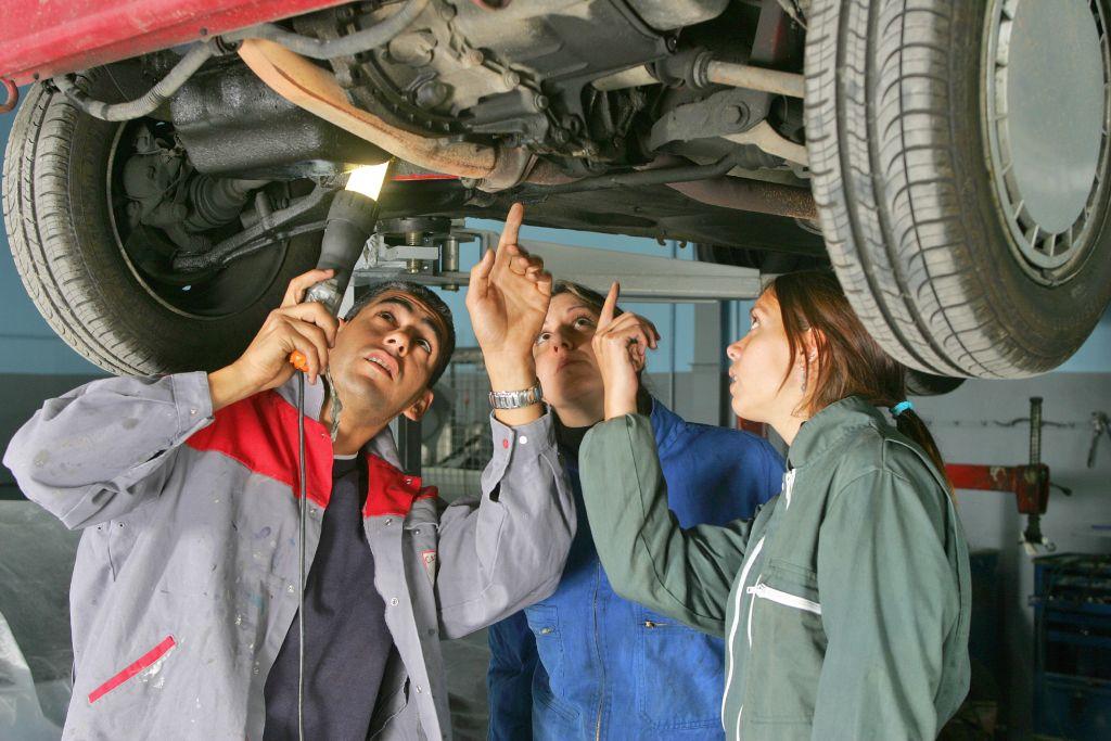 Photo 1 - Les services de l'automobile devancent l'industrie