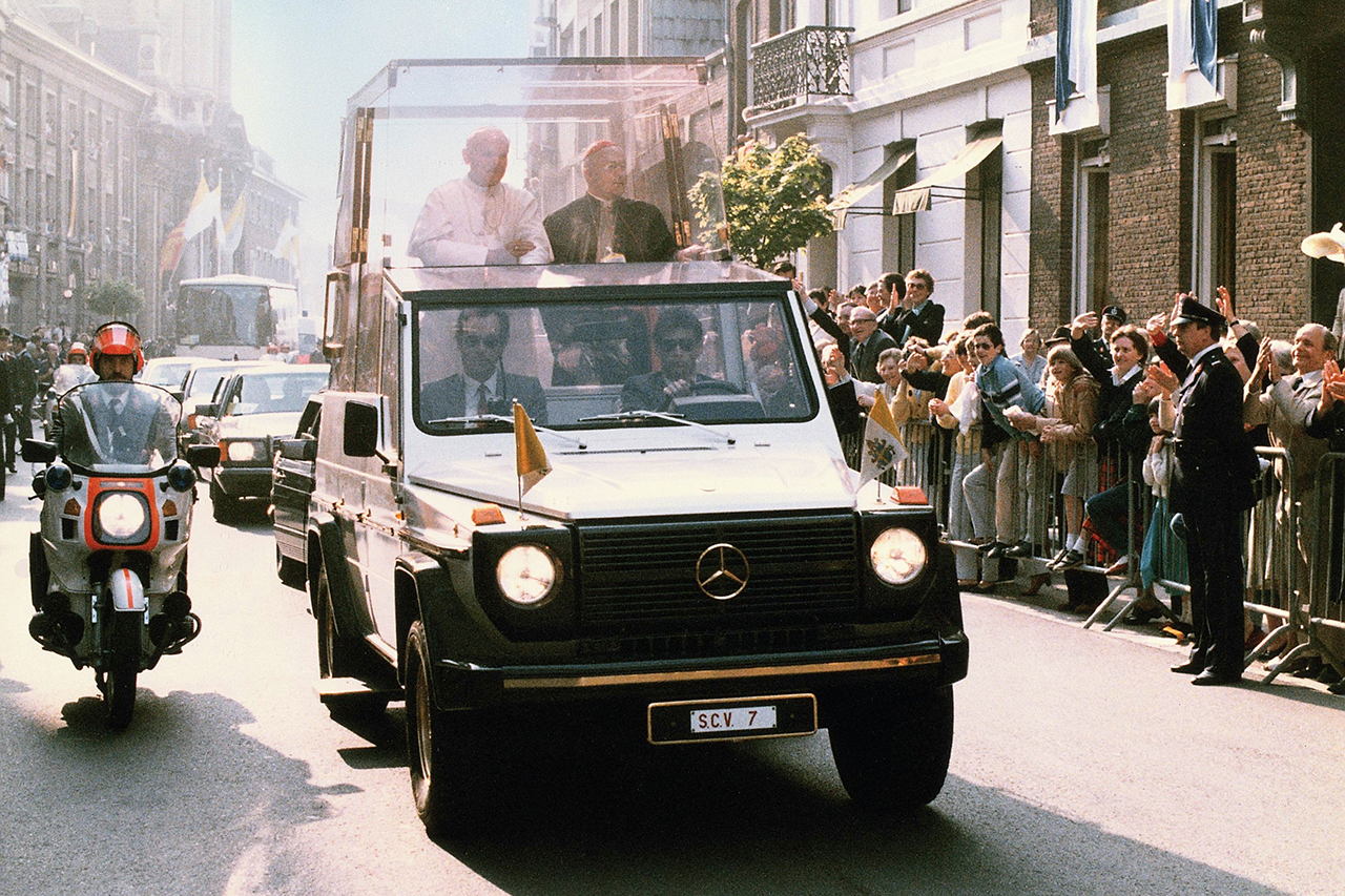 Papamobiles. Les voitures du Pape à travers les âges