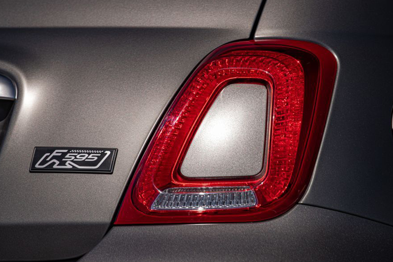 Photo 5 - Abarth F595 (2021) logo F595 sur le coffre - Abarth F595 (2021). Un moteur de Formule ...