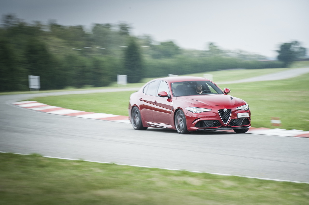 Photo 29 - photo dynamique alfa giulia quadrifoglio - Alfa Giulia : les ...