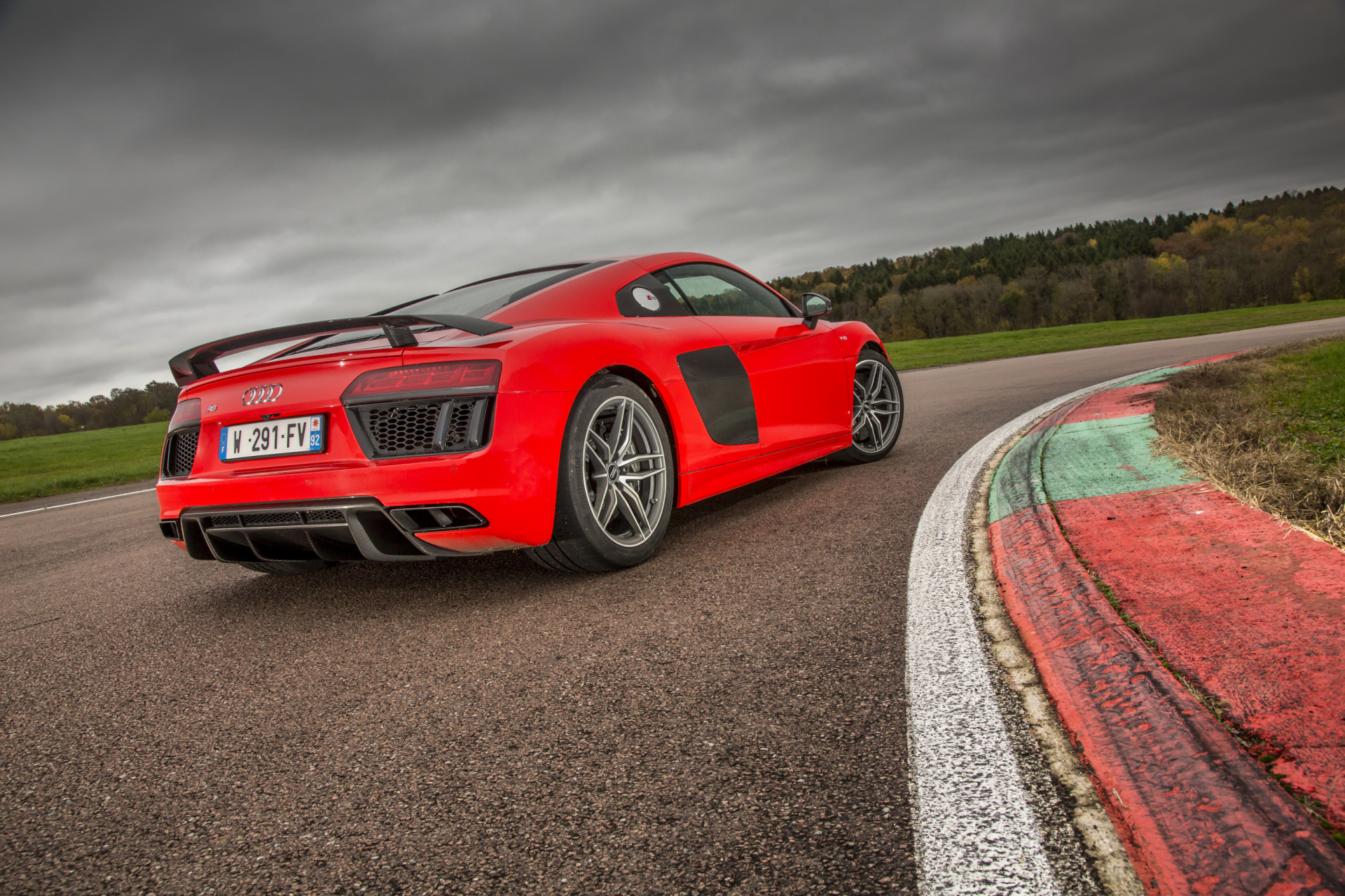 Photo 32 - audi r8 vue arrière couleur rouge - En images. La saga des ...