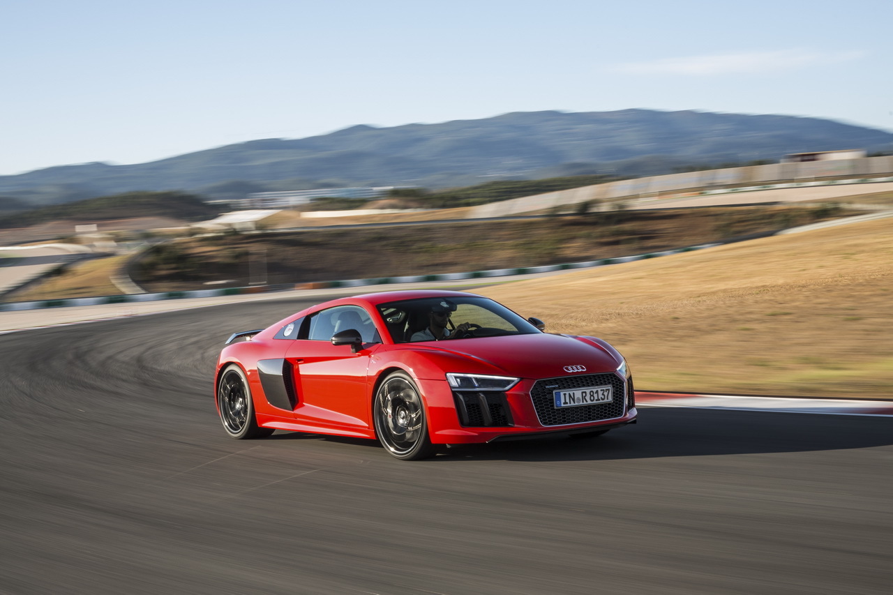 Photo 23 - Audi R8 V10 Plus 2015 rouge en essai sur circuit vue avant ...