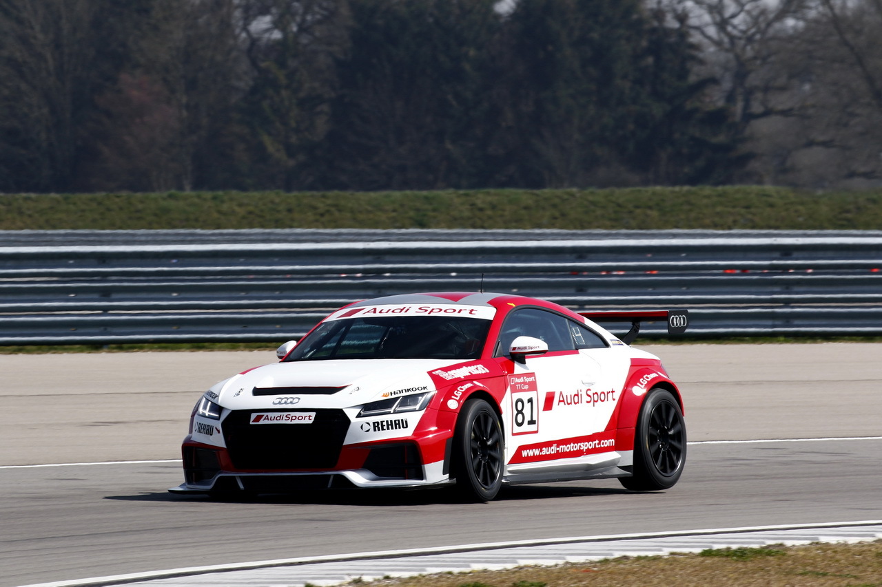 Photo 2 - Audi TT Cup roulant sur le circuit de Neuburg vue avant ...