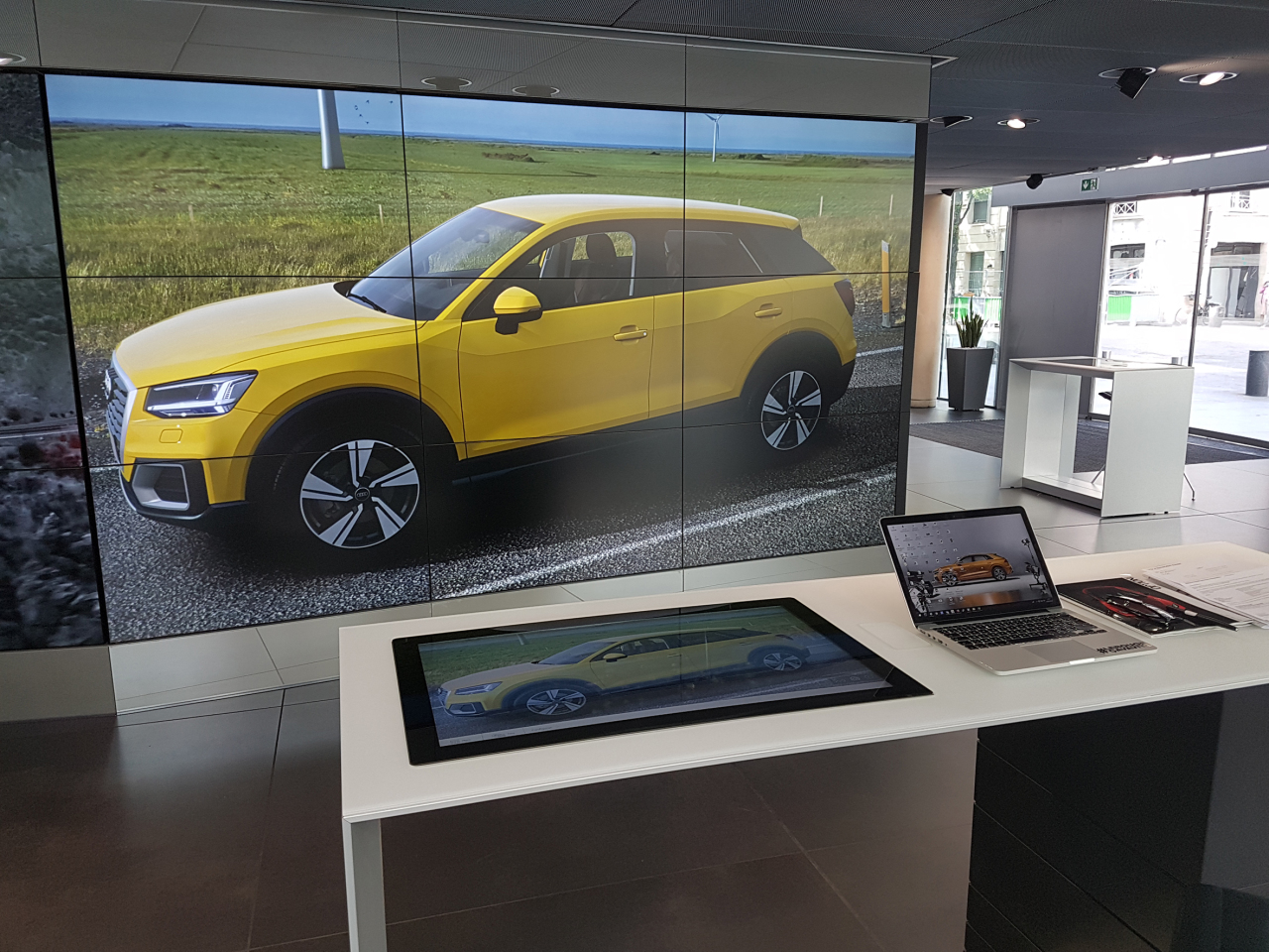 Concessions automobiles : des écrans et encore des écrans