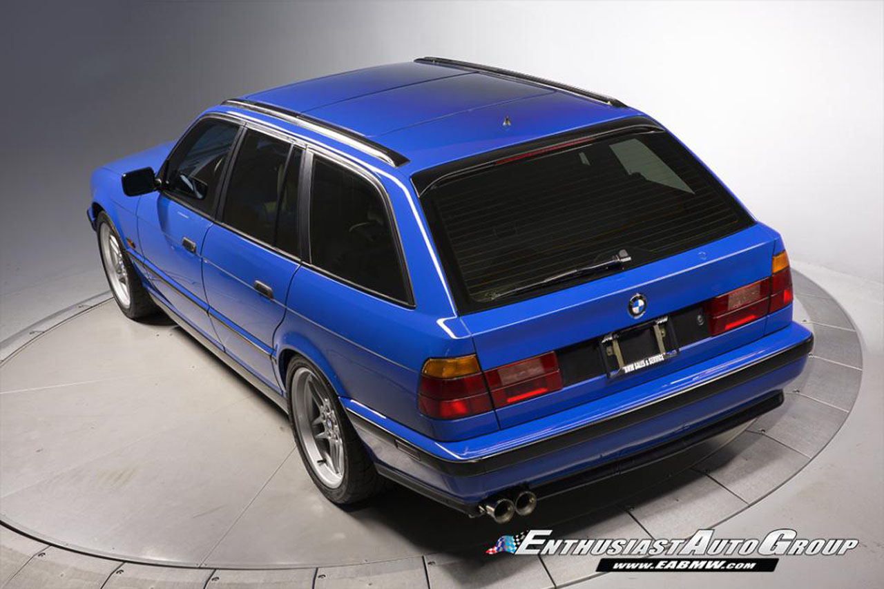Photo 2 - bmw M5 touring E34 santorini blue arrière - BMW M5 Touring ...