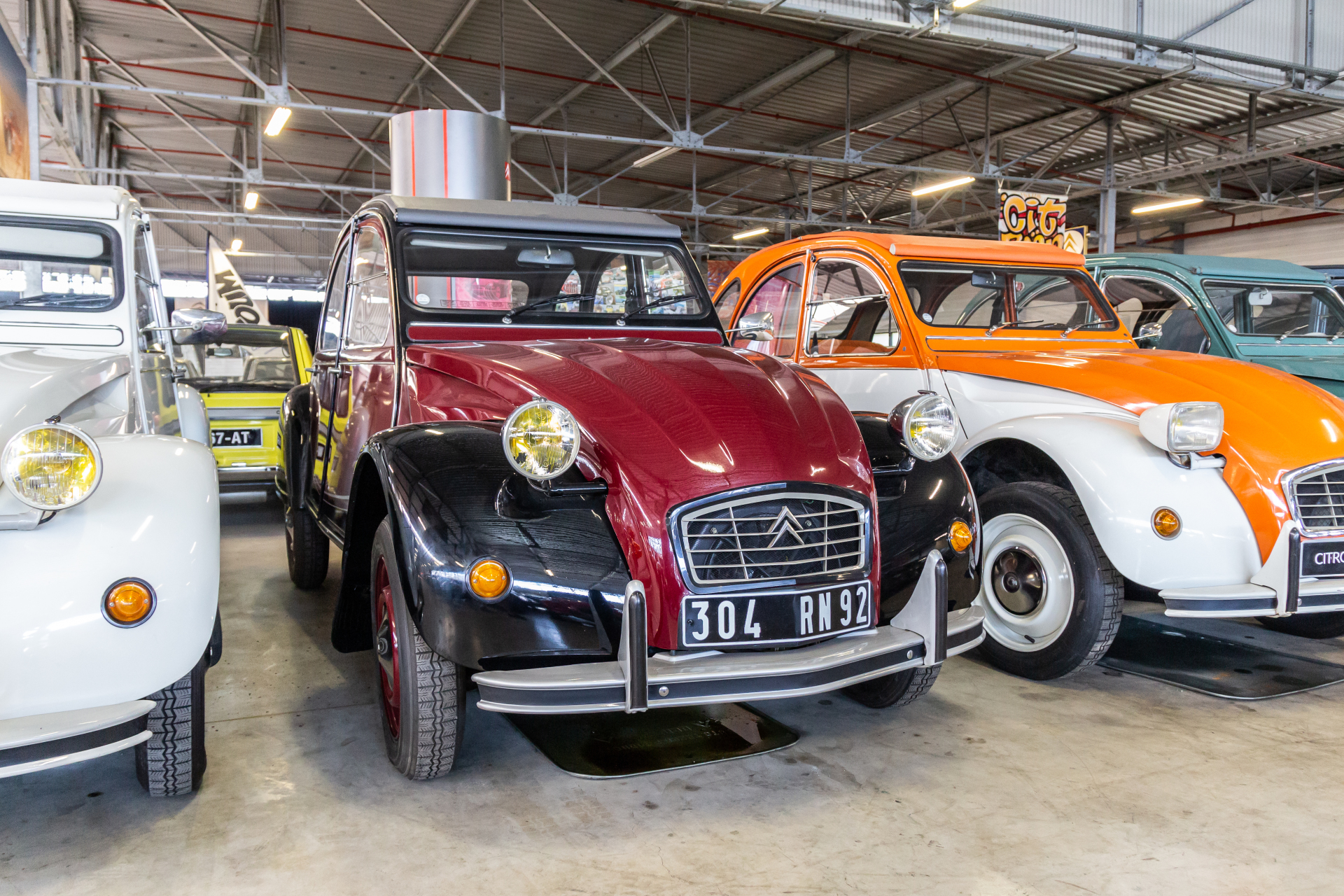 Photo 34 - Citroën 2CV Charleston bordeaux et noire. - La Citroën 2CV a ...