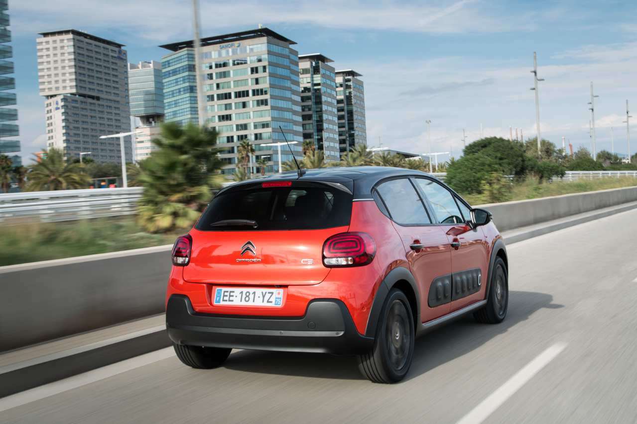 Photo 4 - Citroën C3 2016 Shine orange roulant en ville vue arrière ...