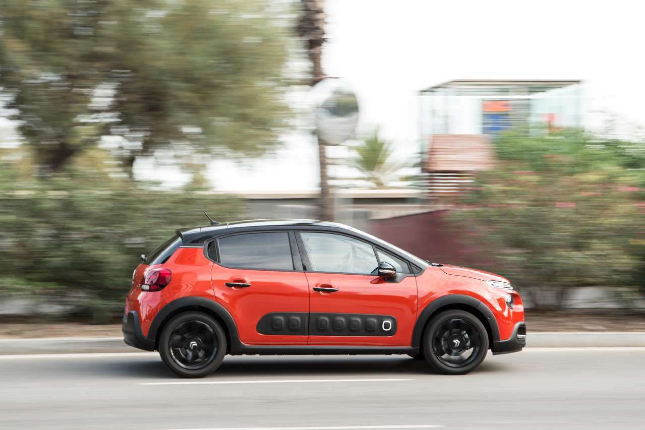 Photo 9 - Citroën C3 2016 Shine orange roulant en ville vue de profil ...