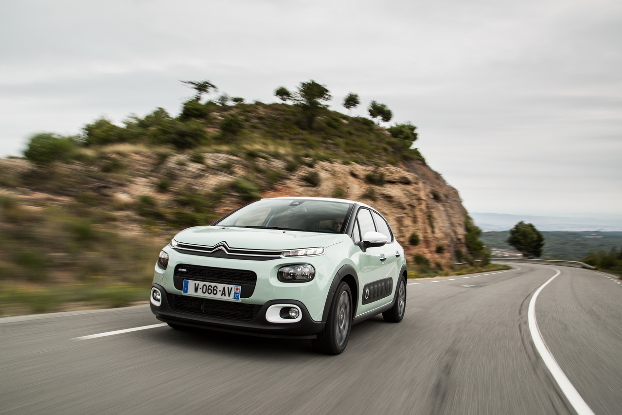 Photo 11 - Citroën C3 2016 Shine vert roulant sur une route vue avant ...
