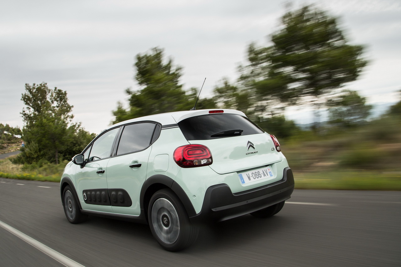 Photo 15 - Citroën C3 2016 Shine vert roulant sur une route vue arrière ...