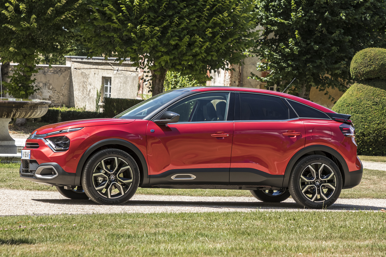 Photo 3 - Citroën C4 2020 profil statique rouge - Malus écologique. Les ...