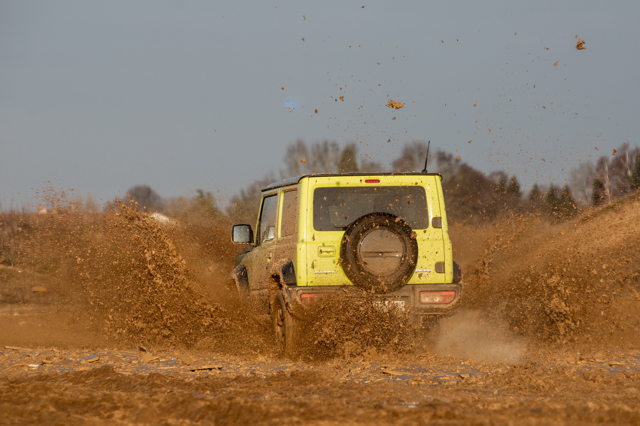 Duel entre le Suzuki Jimny et le Mercedes Classe G 63 AMG en images | L ...