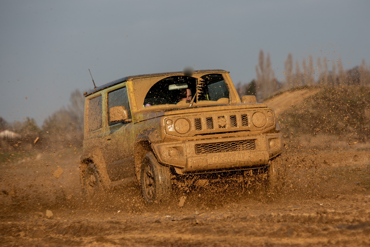 Photo 40 - Suzuki Jimny - Duel entre le Suzuki Jimny et le Mercedes ...