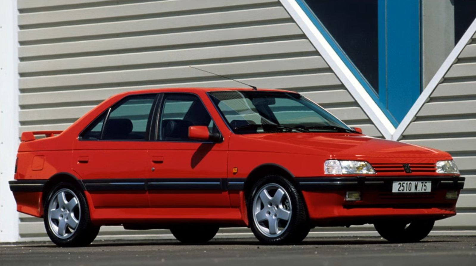 Photo 14 - 3/4 avant Peugeot 405 T16 rouge - La Peugeot 405 fête ses 30 ans