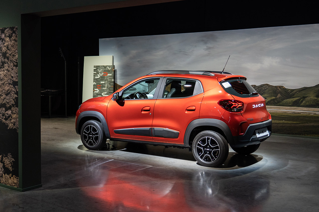 Photo 7 - dacia Spring rouge - Dacia Spring (2023). Un mini-lifting ...