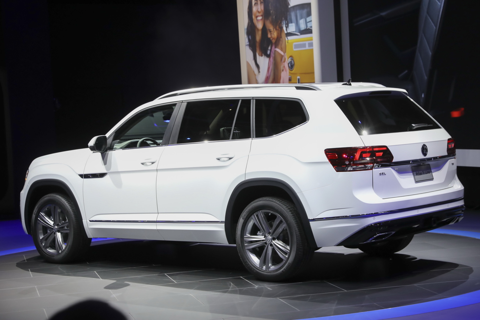 Photo 67 - Volkswagen Atlas R-Line vue arrière couleur blanche - Stars ...