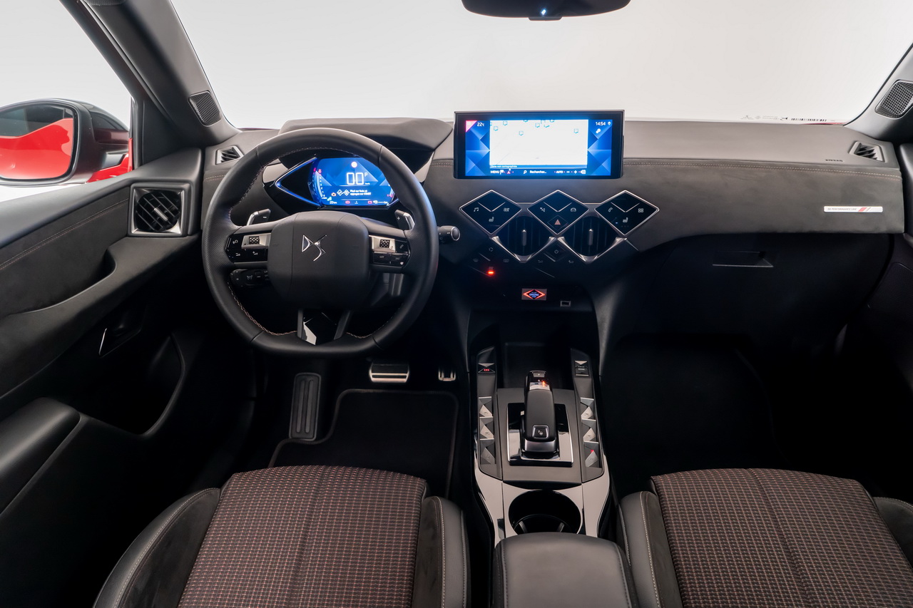 Photo 8 - DS3 Crossback performance Line rouge rubi planche de bord ...