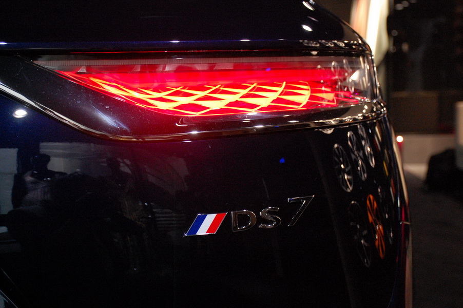 Photo 3 - logo arrière DS 7 Crossback présidentiel investiture ...