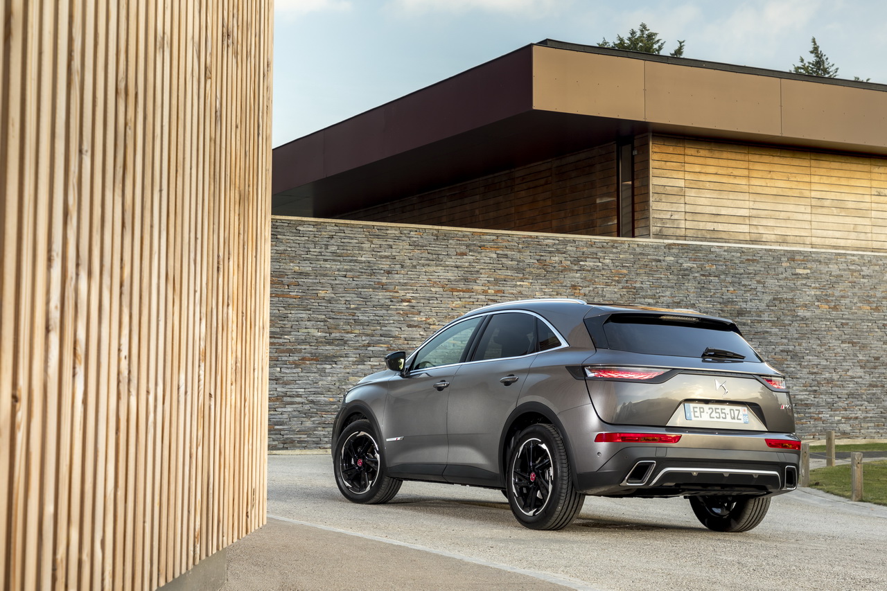 Photo 3 - DS7 Crossback Performance Line vue arrière gris platinium - En images. DS7 Crossback ...