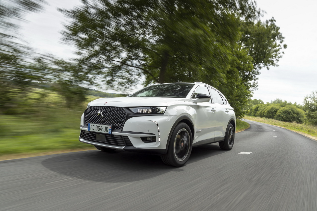 Photo 7 - DS7 crossback Performance Line blanc en virage - Essai DS7 ...