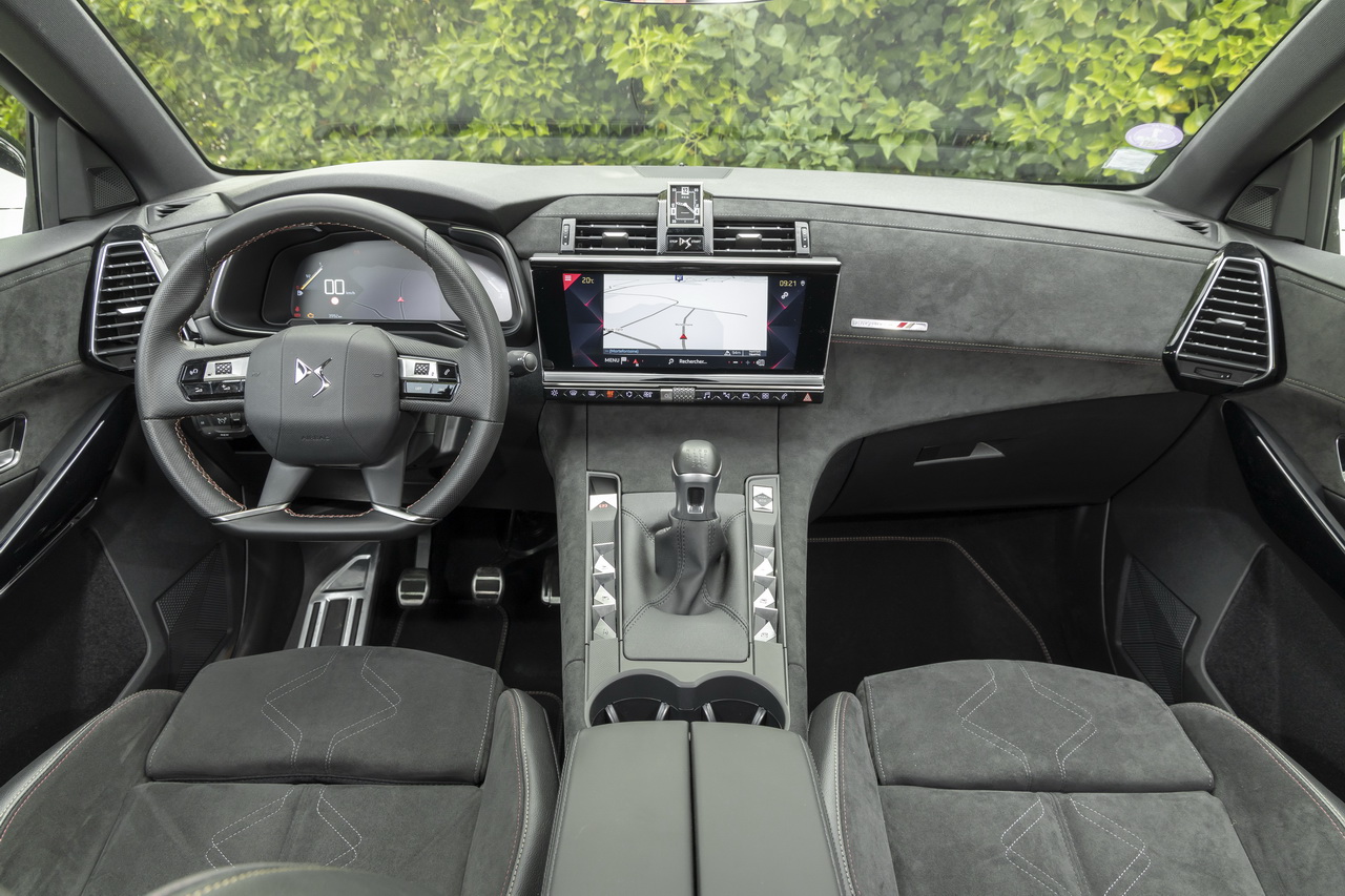 Photo 15 - DS7 crossback Performance Line blanc planche de bord - Essai ...