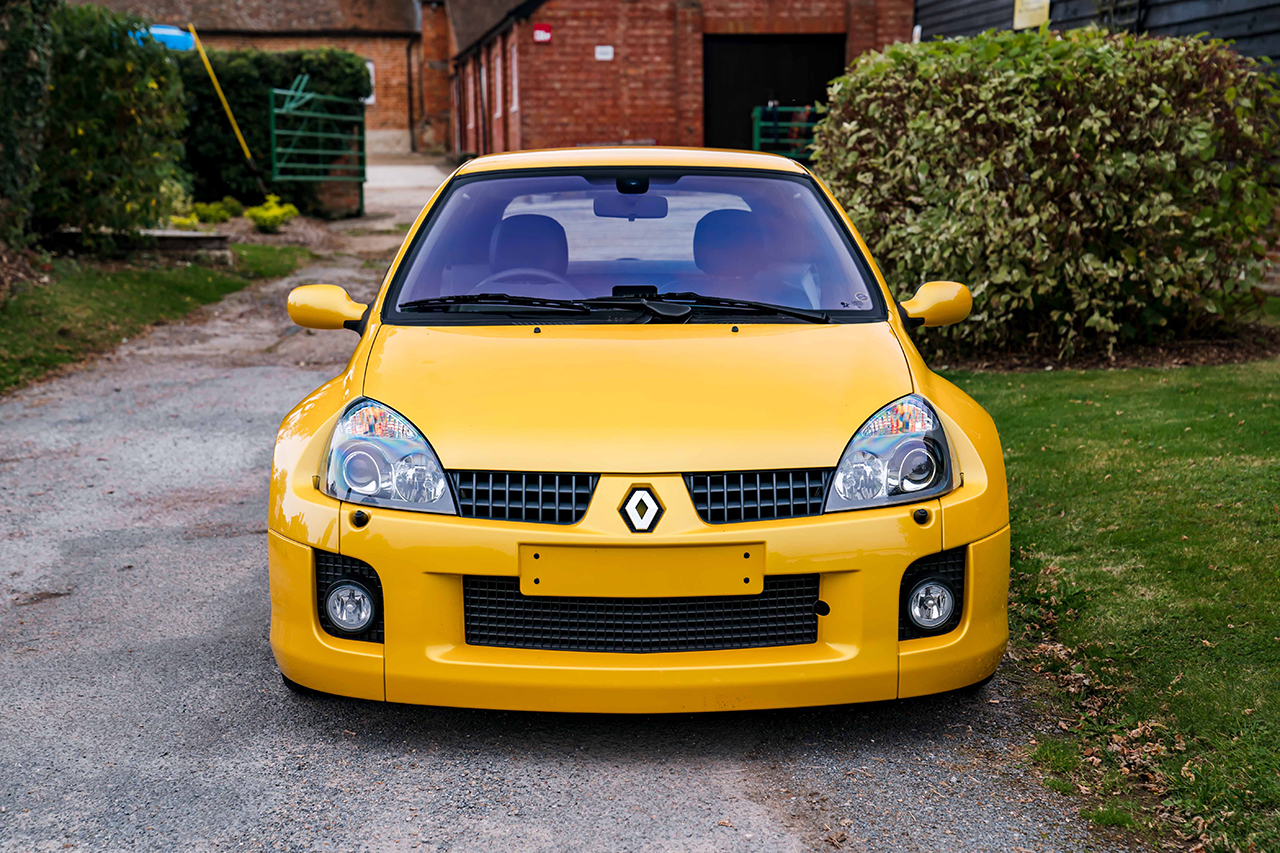 Renault Clio V6 phase 2 (2005). Le modèle avec 1 500 km vendu 88 000