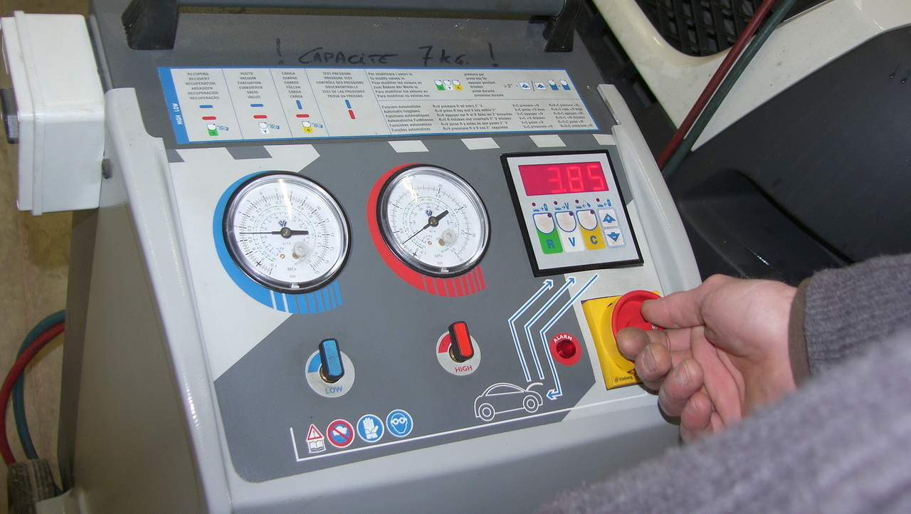 Photo 9 - recharge climatisation - Comment bien entretenir la ...